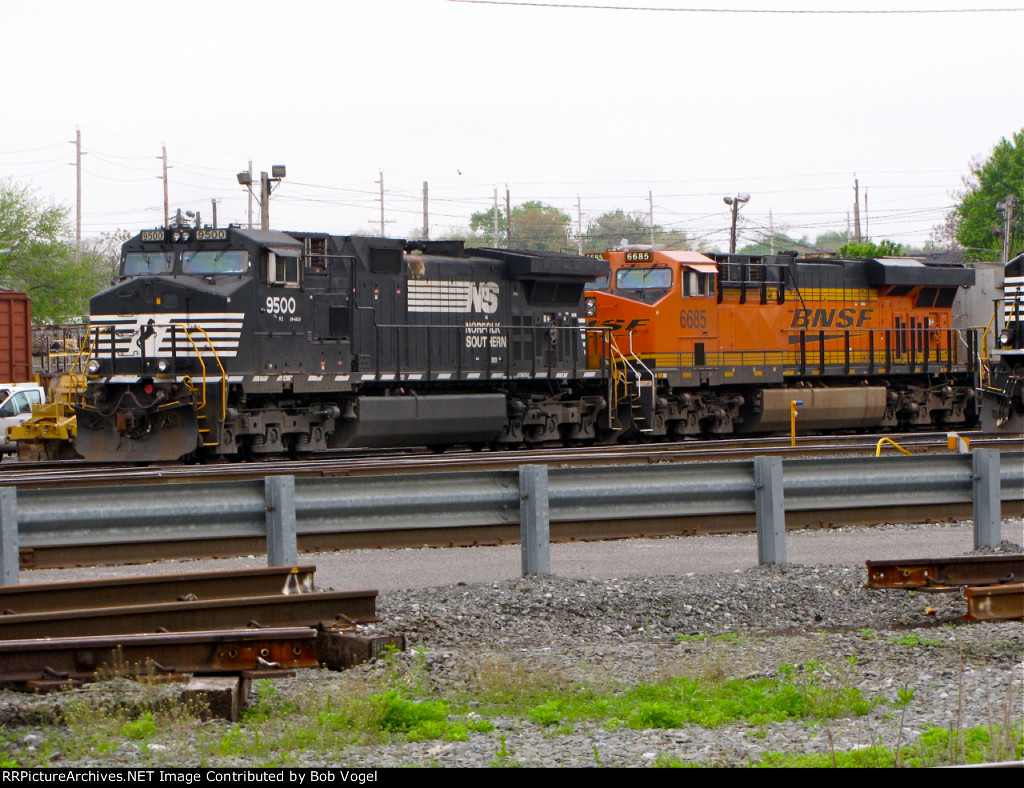 NS 9500 and BNSF 6685